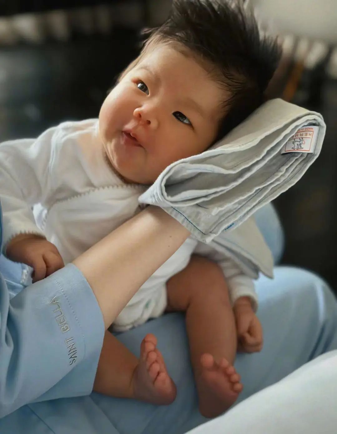 郑恺前任程晓玥官宣产女，晒宝宝正脸，Ellary秀发浓密笑容好治愈|郑恺|程晓玥_新浪新闻