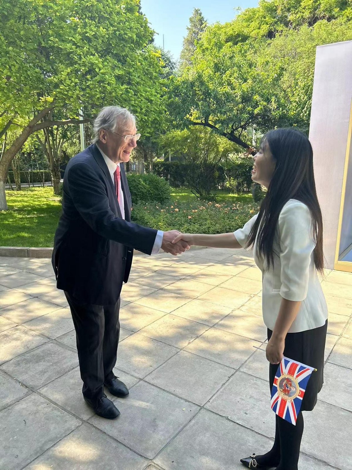 丁阁仕按摩椅总裁受邀参加英国驻华大使馆加冕成功庆典活动__财经头条