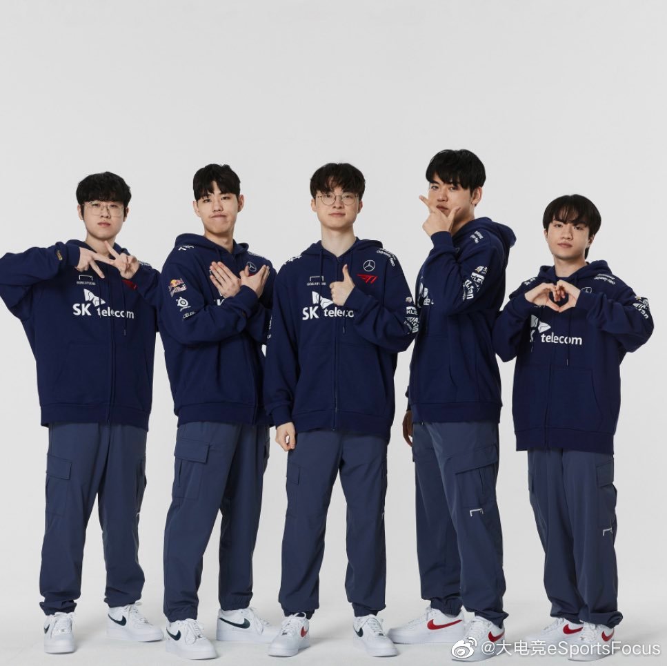 T1新队服合照公开|T1_新浪新闻