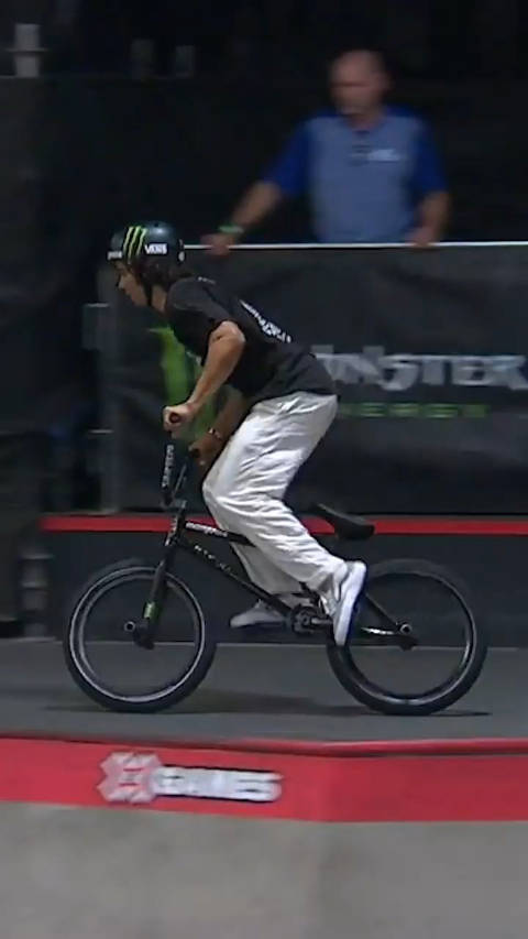来自Kevin Peraza XGAMES 2022 BMX Best Trick！|_新浪新闻