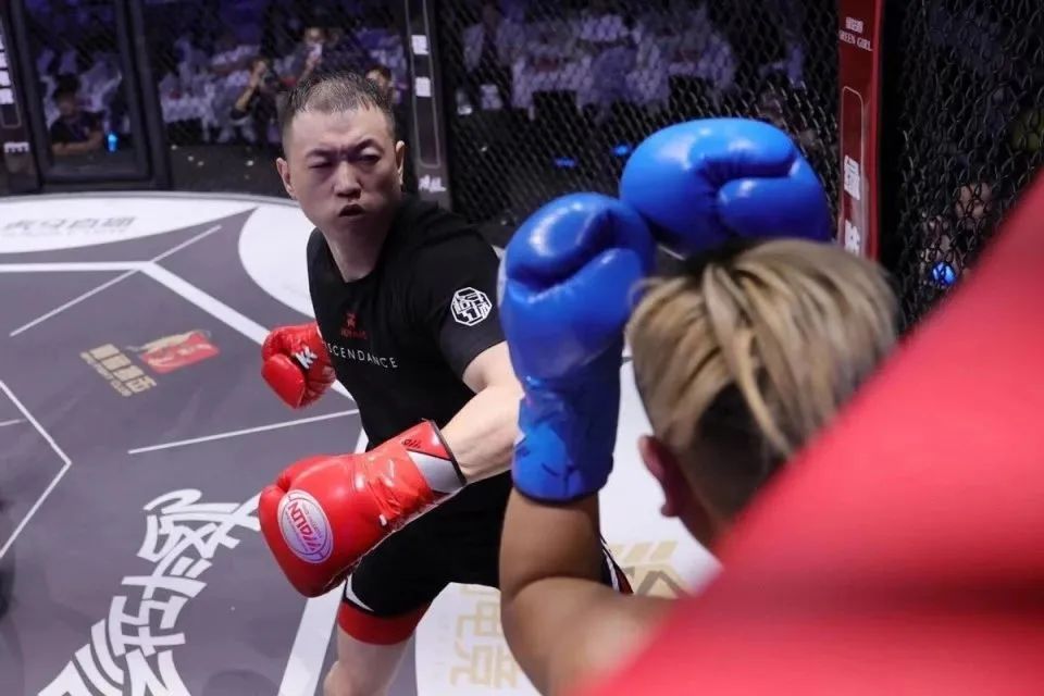 药水哥大战阿Giao！网红对决双双挂彩，拳拳到肉！__财经头条