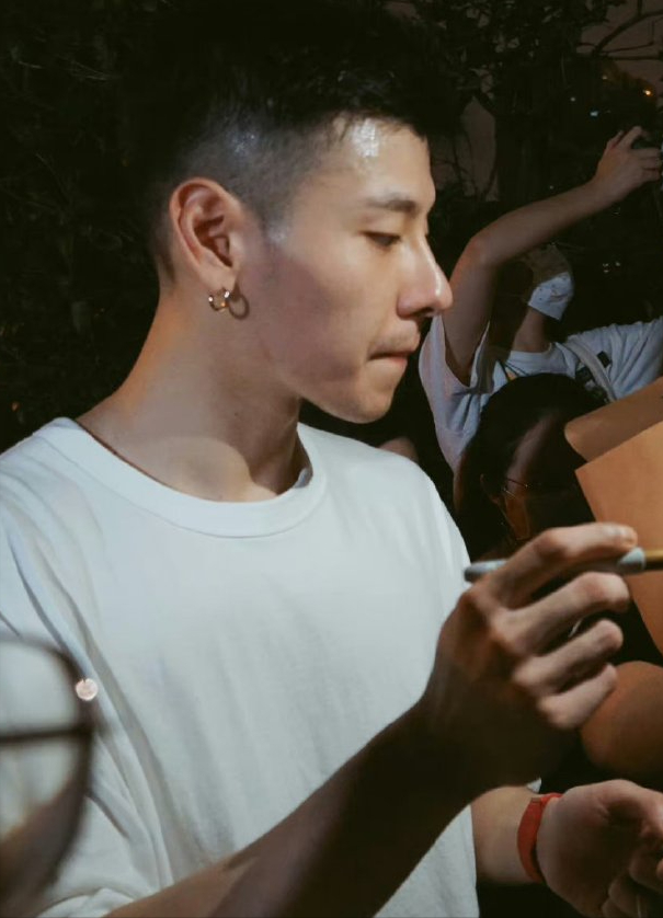 《漫长的季节》没一句台词的蒋奇明，凭什么火成全网最性感的男人__财经头条