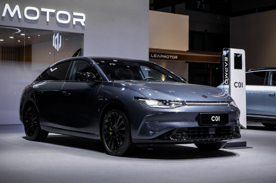 OPPO停止造芯 看重自研实力零跑C01个深蓝SL03怎么选？-新浪汽车