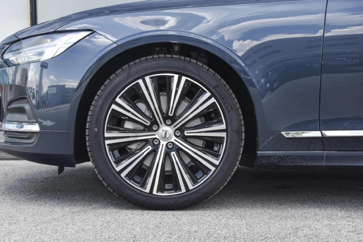 沃尔沃又降价了，定位C级车，配250马力+8AT，带你看沃尔沃S90-新浪汽车