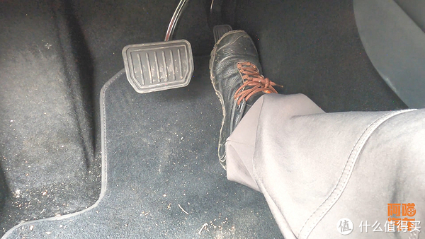 特斯拉召回超110万辆车因为单踏板模式吗？油门当刹车踩能终结？