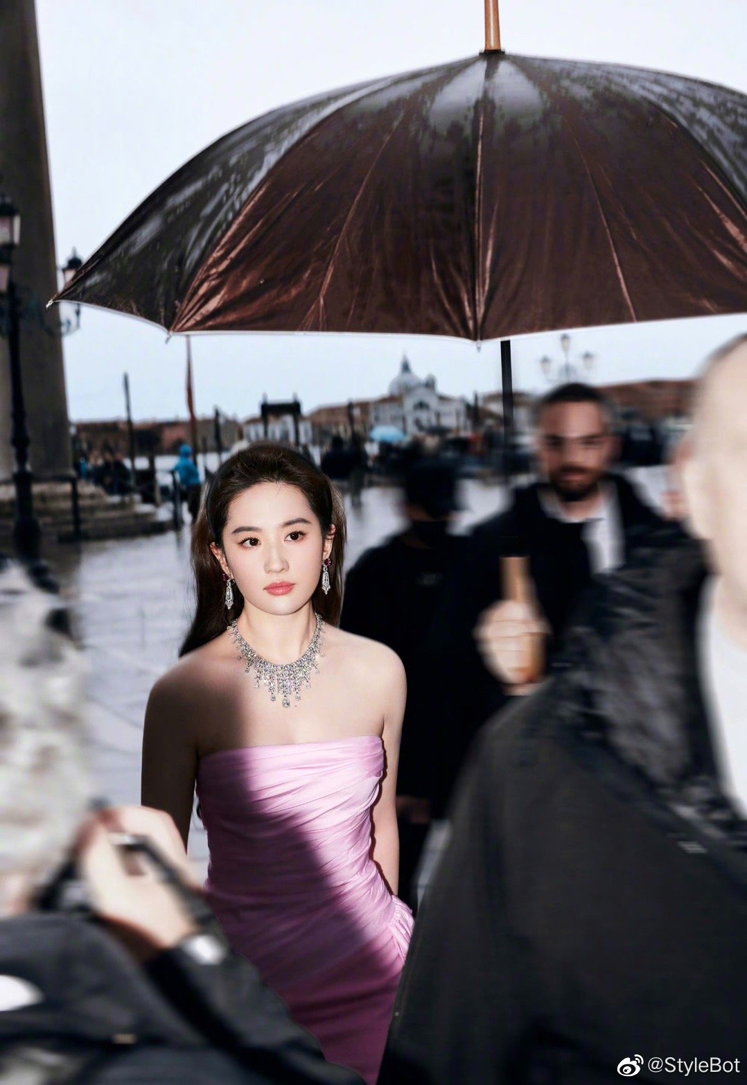 刘亦菲* 撑伞神图|刘亦菲_新浪新闻