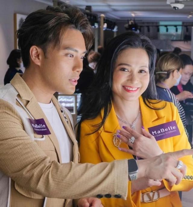 贵气！TVB富二代小生豪宅中设宴，公司高层及前辈齐现身超有面子__财经头条