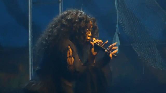 SZA 奥克兰场唱 "F2F" 这首后劲好大！S.O.S……_新浪新闻