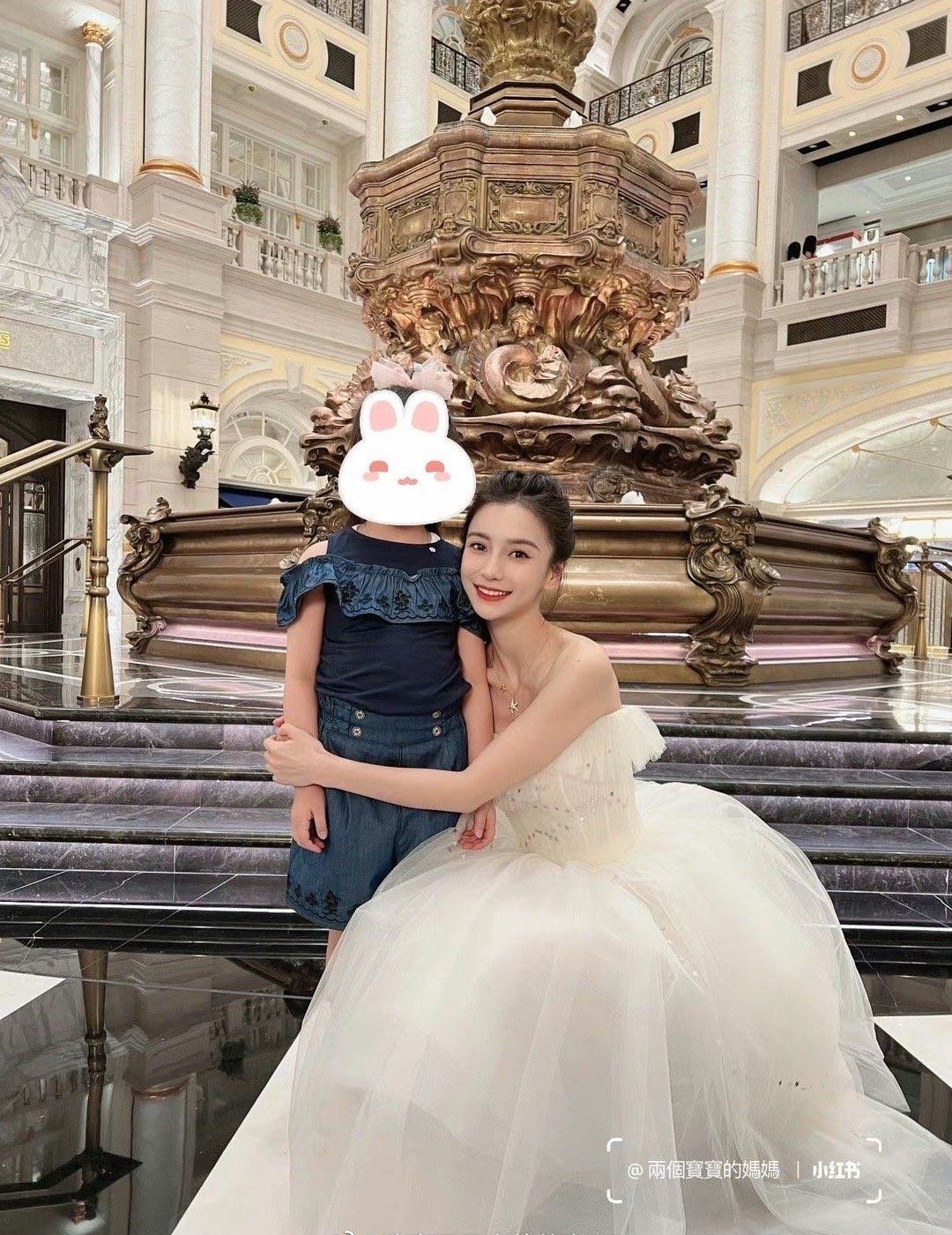 Angelababy澳门与路人合影，baby的状态怎么越来越嫩了！好元气|Angelababy|baby_新浪新闻