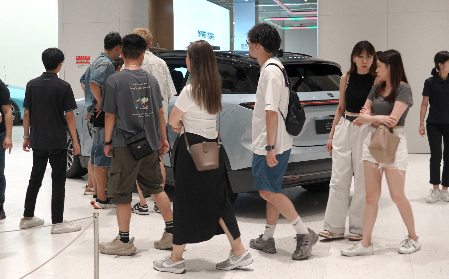 新ES6到店几天，现场看车的人很多，工作日也排起队了……-新浪汽车