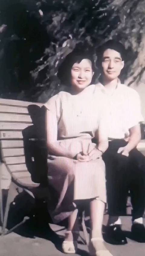 上个世纪60年代，李敏和丈夫孔令华在公园游玩时的一张合影……|李敏_新浪新闻
