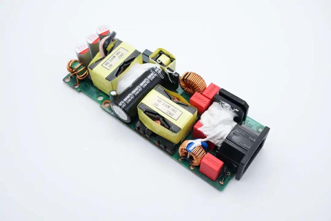 告别“厚重”时代！氮矽科技推出120/240W GaN适配器方案__财经头条