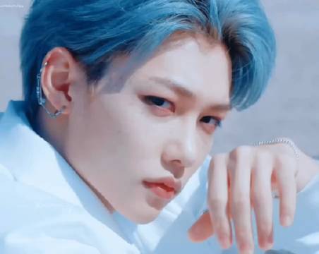 felix回归造型，蓝发真的好好看！爱豆就是要染发！真的好帅_新浪新闻