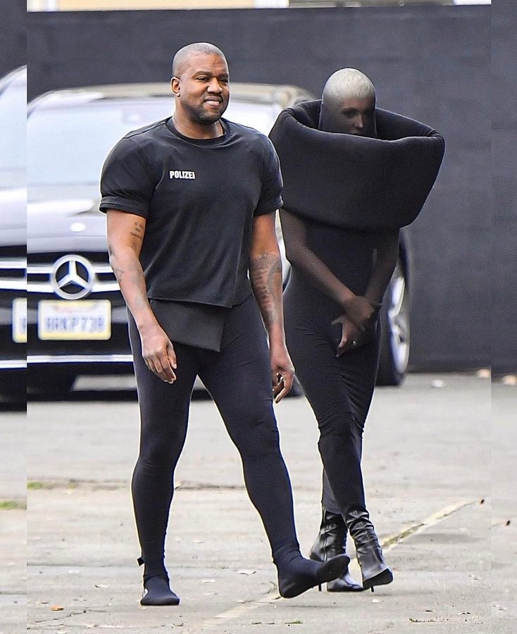 Kanye West 和妻子 Bianca Censori……|Kanye West_新浪新闻