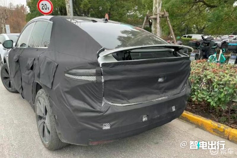蔚来新ES6轿跑街拍！配电动尾翼，造型更漂亮，会降价吗？-新浪汽车