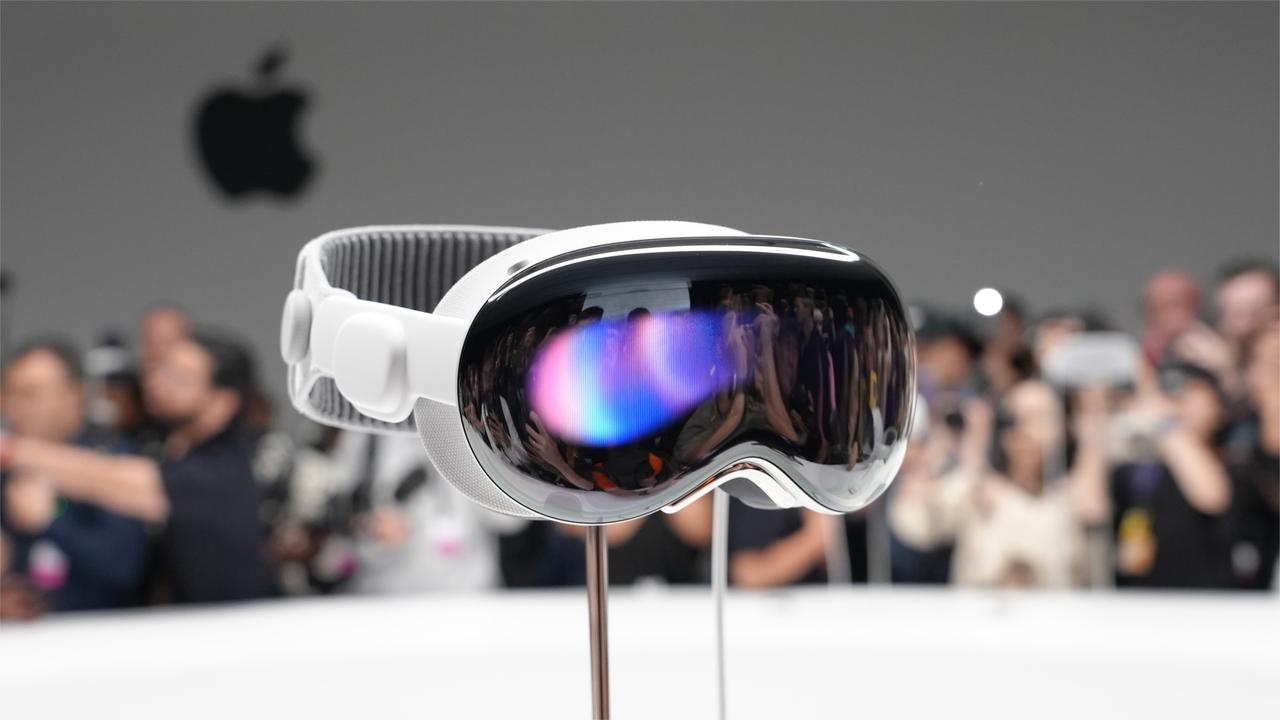 Apple Vision Pro 头戴眼镜真机长这样！|apple_新浪新闻