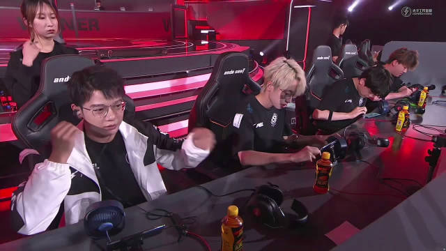 恭喜RSG单局10淘汰雨林地图吃鸡，目前以155分领跑积分榜首！|绝地求生|RSG_新浪新闻