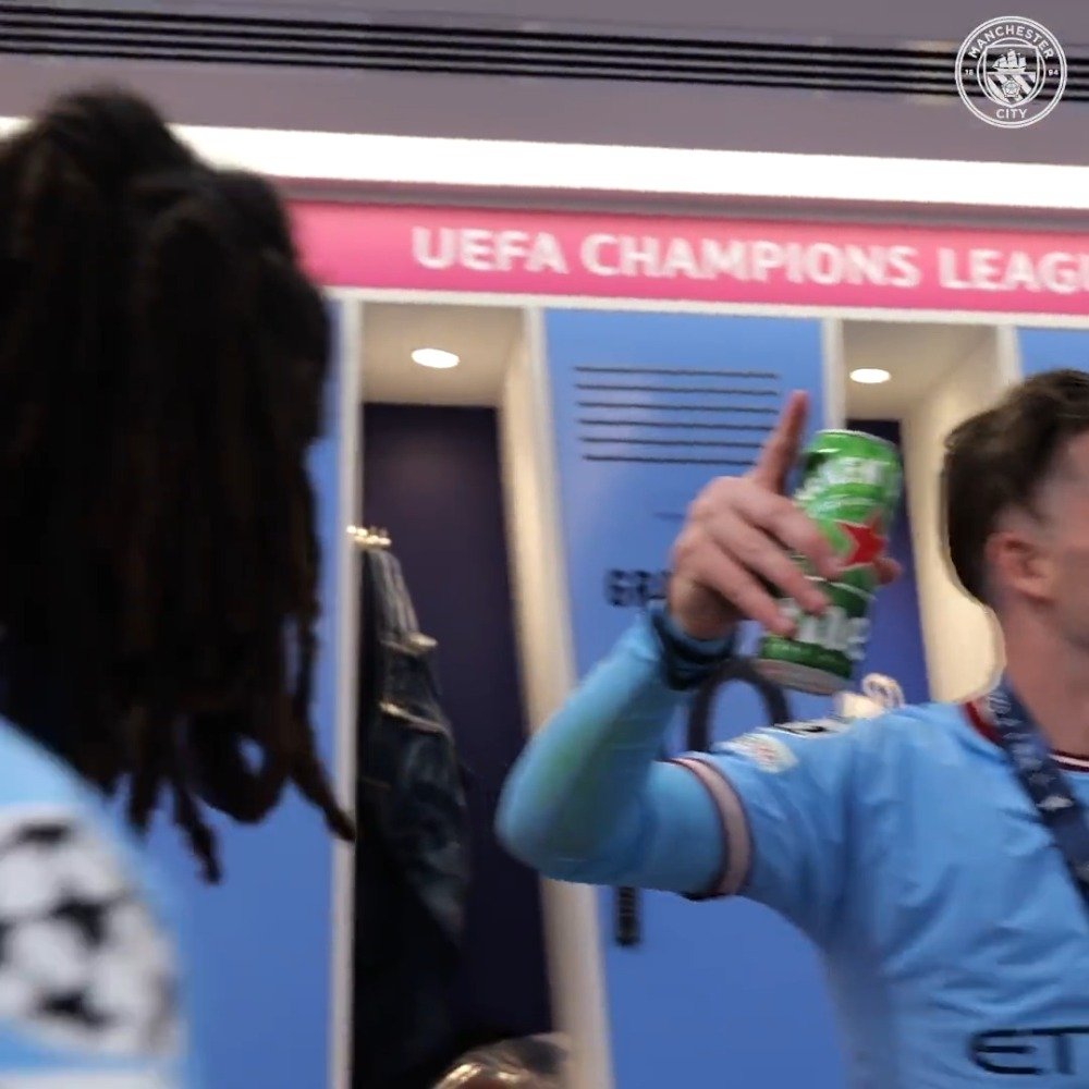 曼城更衣室唱Rodris on fire🔥，格10手拿啤酒嗨翻天|曼城|欧冠冠军_新浪新闻