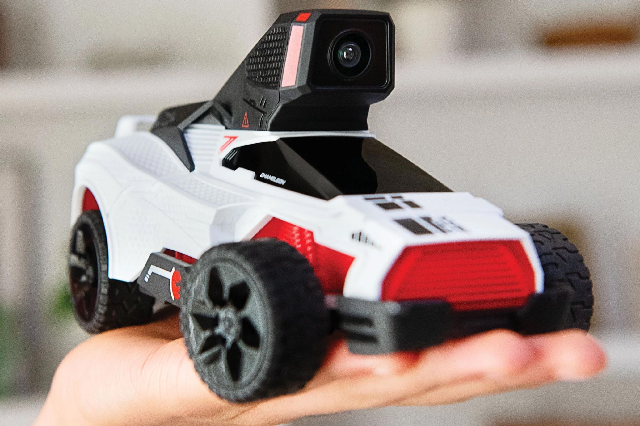 当遥控车装了AR，客厅秒变虚拟赛道！-新浪汽车