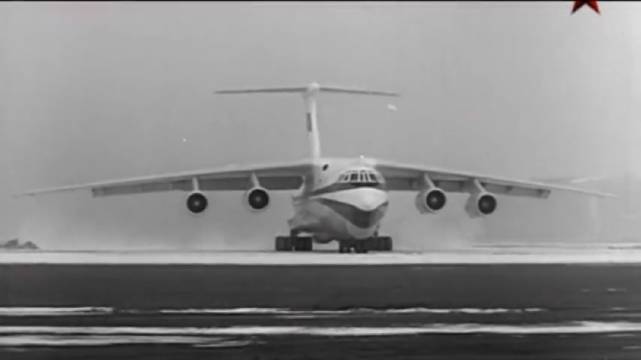 Ilyushin Il-76 Soviet strategic airlift 伊留申Il-76……_新浪新闻