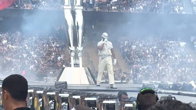 盆栽 The Weeknd 最新演唱会饭拍现场表演「Hurricane / The……_新浪新闻