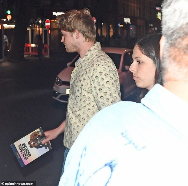 乔阿尔文Joe Alwyn 昨晚在伦敦看完断背山演出后离开剧院|乔阿尔文|断背山|剧院_新浪新闻