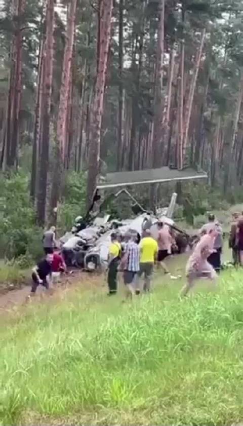 俄军Mi-24 坠毁在白俄罗斯境内一条高速公路旁……|高速公路|营救_新浪新闻