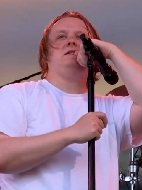 上周末，患有“妥瑞氏症”的苏格兰歌手Lewis……_新浪新闻