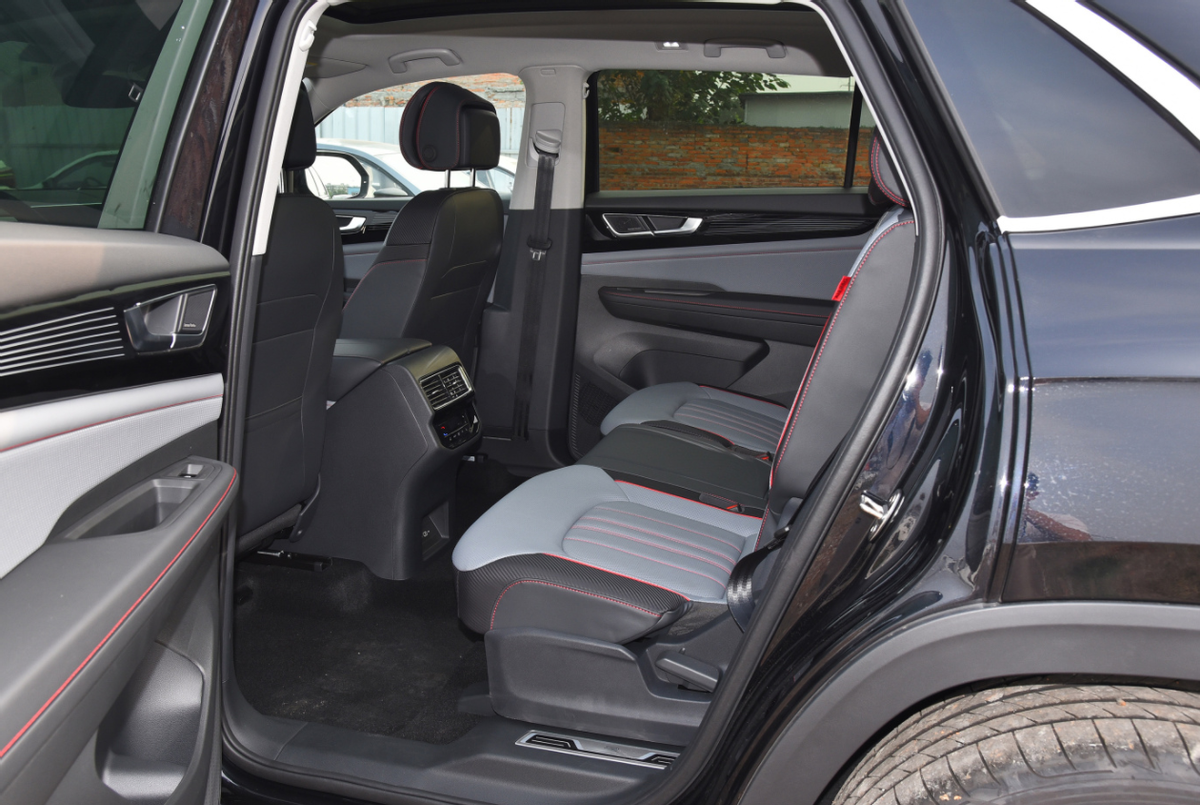 2.5T V6+全时四驱，同价位全新途昂X比Q5L大一圈-新浪汽车