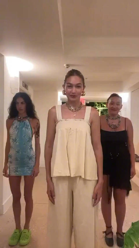 Gigi Hadid 和朋友们跳海外TikTok很火的加速版残夏《Cruel Summer 》|Gigi Hadid_新浪新闻