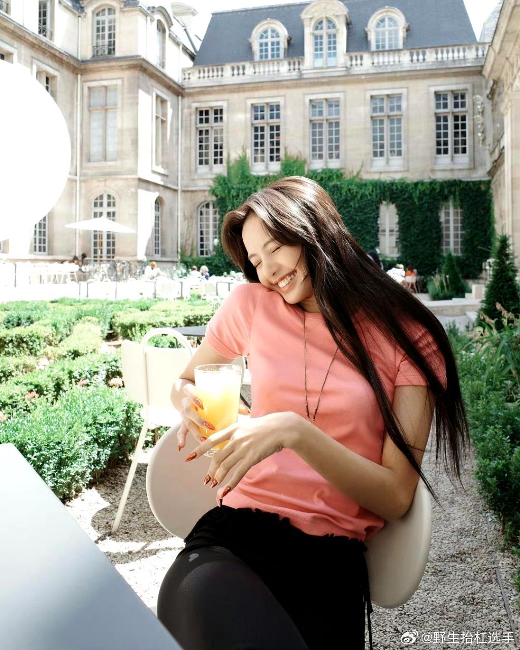 Lisa晒四宫格随拍，随时随地都散发魅力的辣sa！|Lisa_新浪新闻