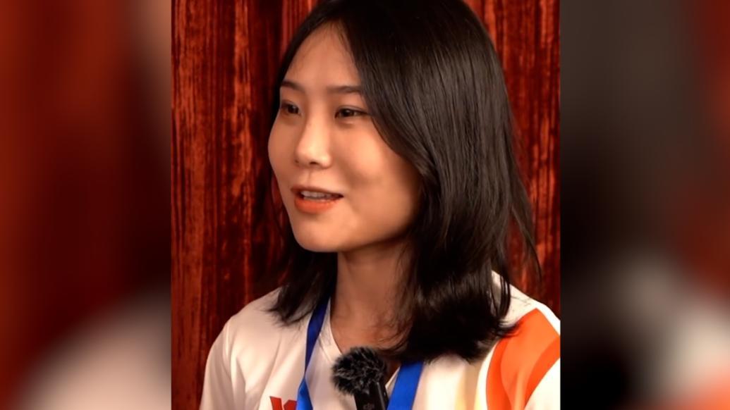 “钢腿女孩”牛钰接棒大运会火炬|大运会_新浪新闻