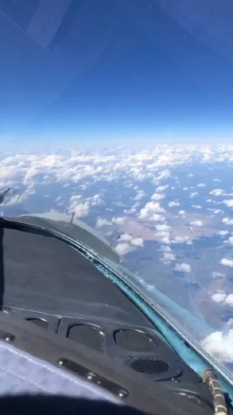 从苏-34 轰炸机上投下的两枚装有 UMPC 的 FAB-500M62……|苏-34|轰炸机|滑翔炸弹_新浪新闻