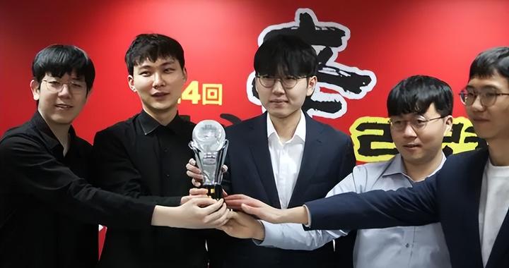 鼓起勇气！申真谞九段飞往上海，第九届应氏杯决赛马上开始！|九段|应氏杯|决赛_新浪新闻