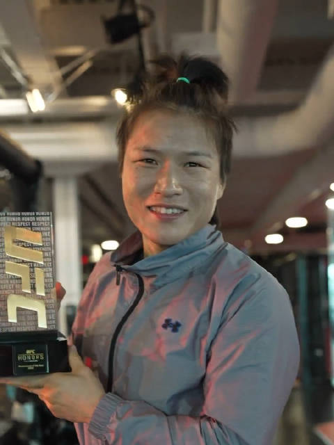 获颁2022年UFC年度最佳表现奖，收获大战前的礼物！|张伟丽|UFC|MMA_新浪新闻