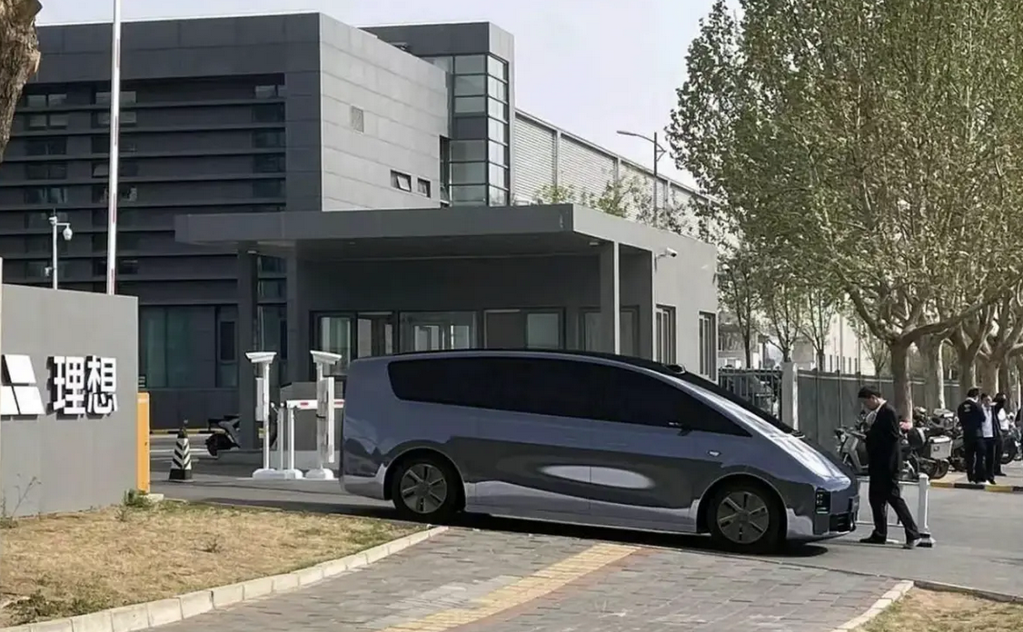 小鹏X9谍照曝光，“提前约架”理想MEGA-新浪汽车