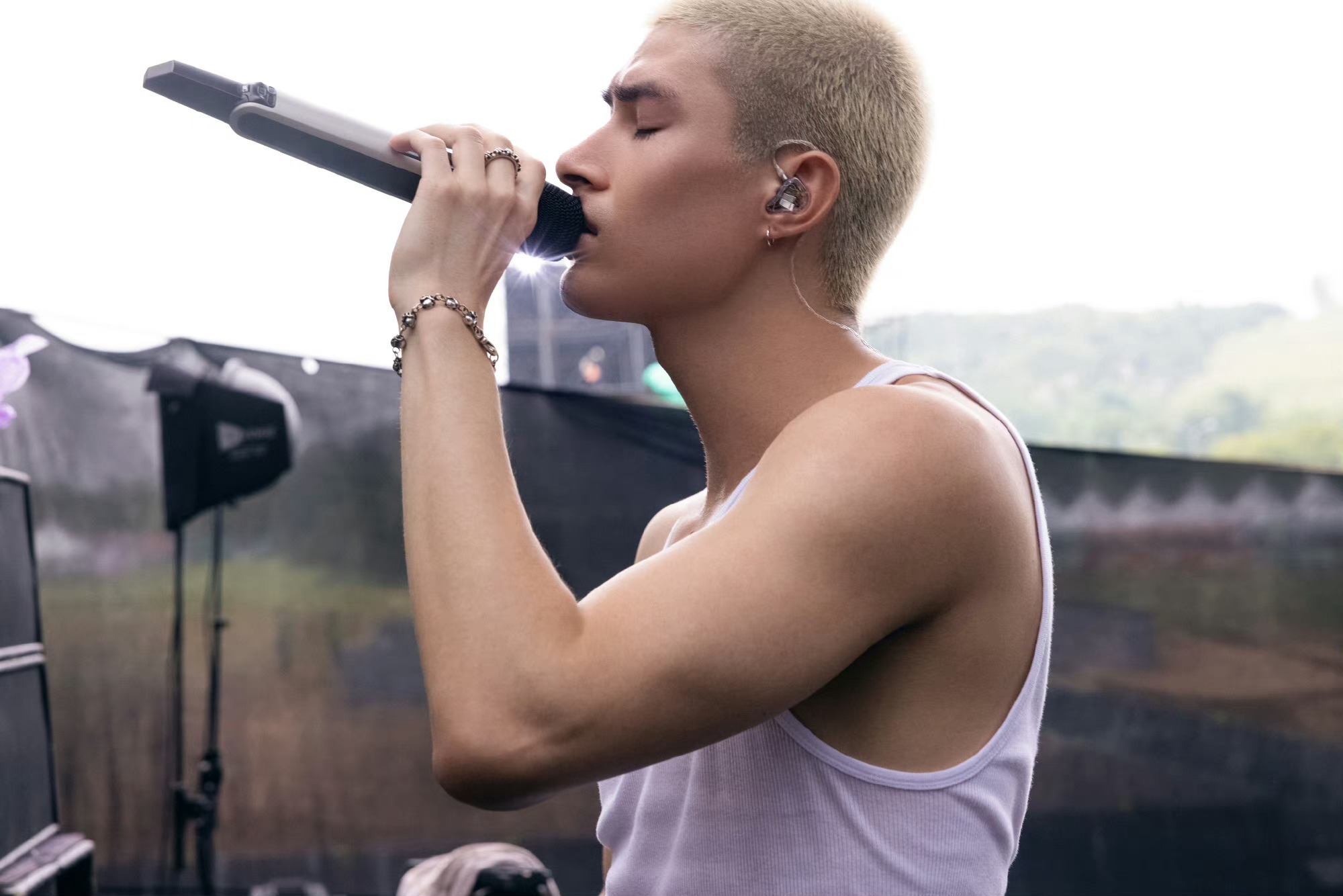 丨@米卡MIKA 新鲜彩排侧拍图送达 新耳返好🆒！|米卡|MIKA_新浪新闻