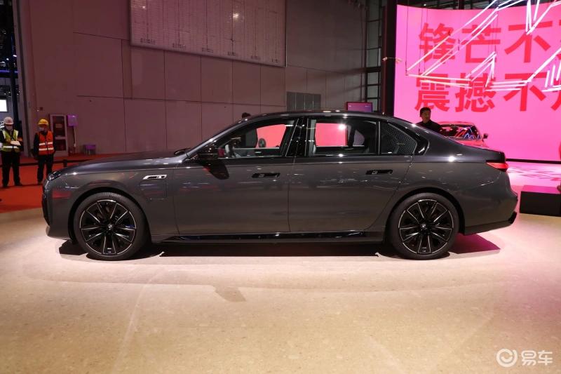 2023成都车展：宝马M760Le售181.90万元-新浪汽车