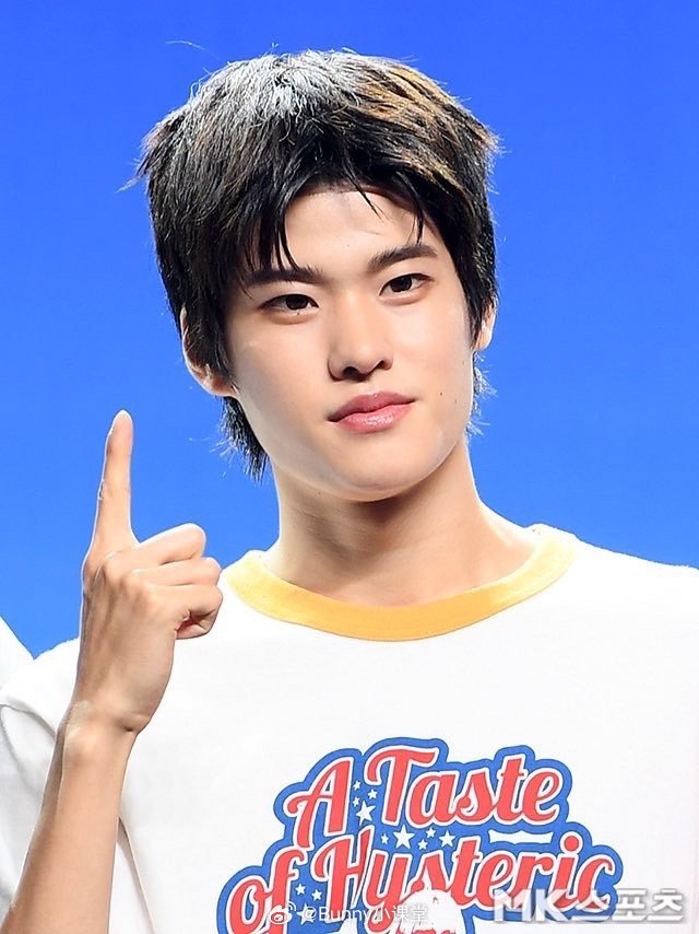 S.M新男团RIIZE成员sohee新闻图，一时不知从何说起……|男团_新浪新闻