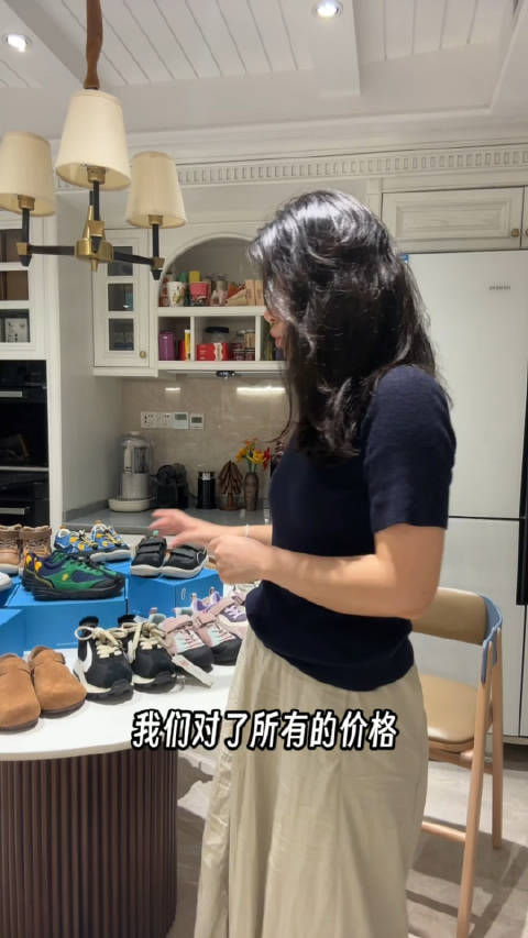 晚上赶着拍了一个CHUCHUNA和ARIACA的介绍视频……_新浪新闻