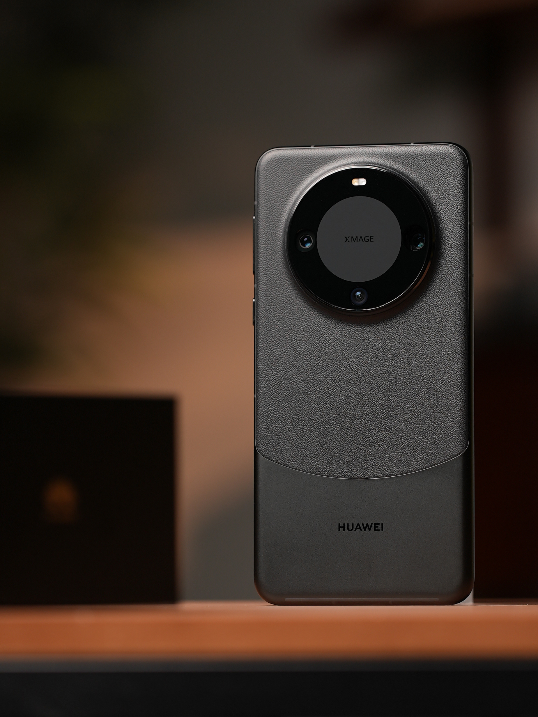 给大家分享一组华为 Mate 60 Pro 「雅丹黑」的图赏……|华为mate_新浪新闻