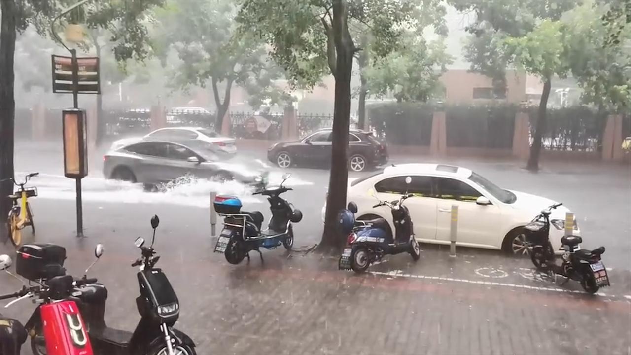 暴雨突袭上海：乌云压顶大雨瓢泼 多路段积水开车如“行船”|暴雨|路段|积水_新浪新闻