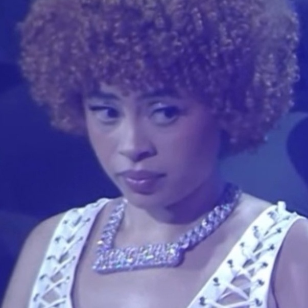 Ice Spice的两个表情概括了我的一天，淡淡的|Spice|表情|一天_新浪新闻