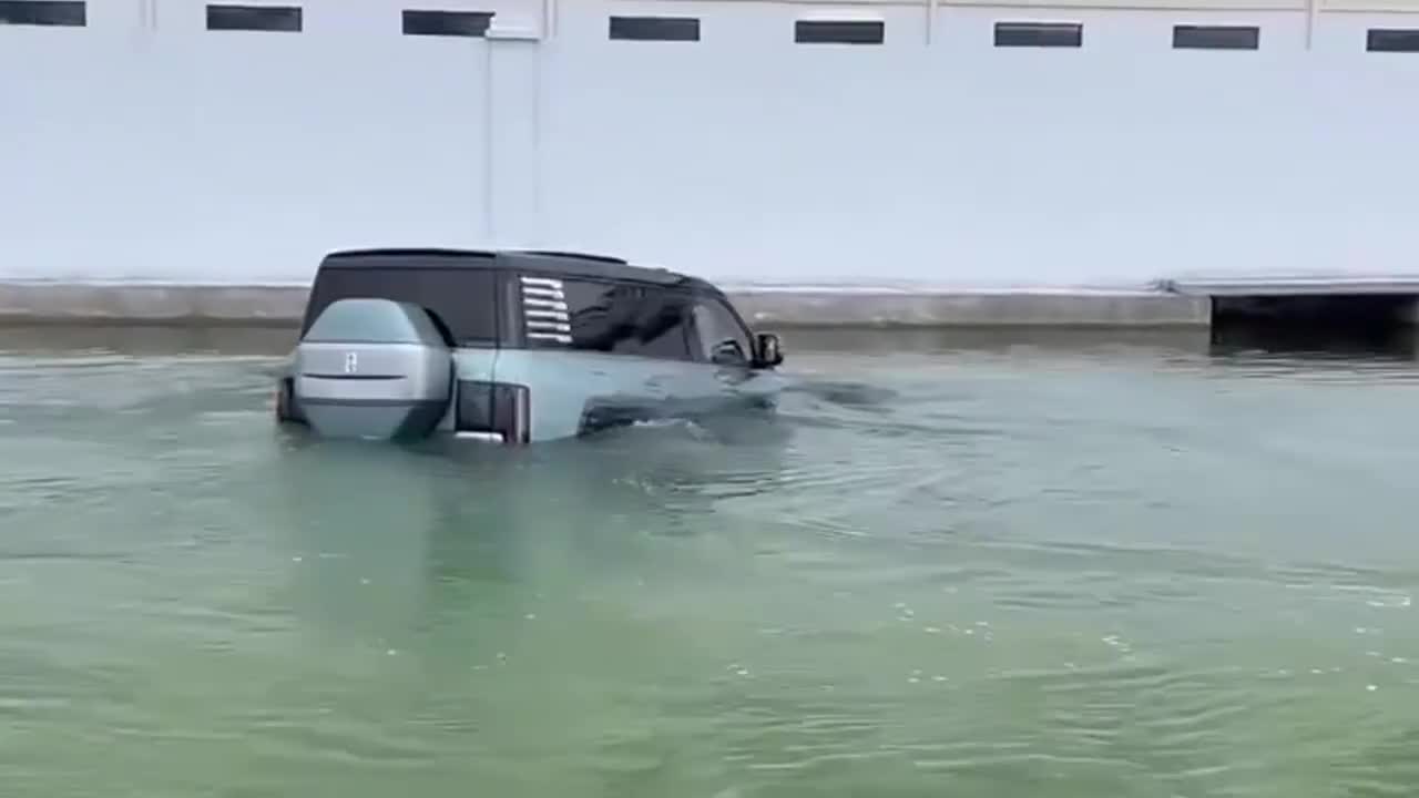 比亚迪仰望U8涉水测试！“水上漂”不是在吹牛|试驾评测|豪华车评测|新能源_新浪新闻