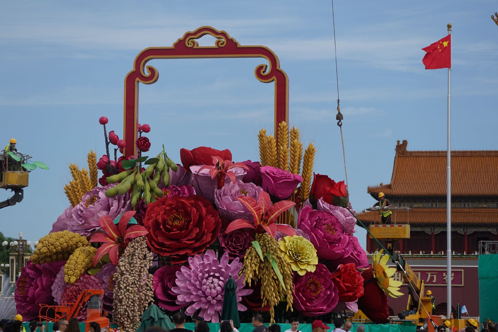 初具雏形！天安门广场国庆大花篮又更新了|天安门广场|大花篮|雏形_新浪新闻