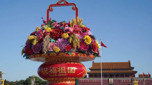 一个细节意义非凡！国庆大花篮在天安门广场亮相 首次装上“五谷”_新浪新闻