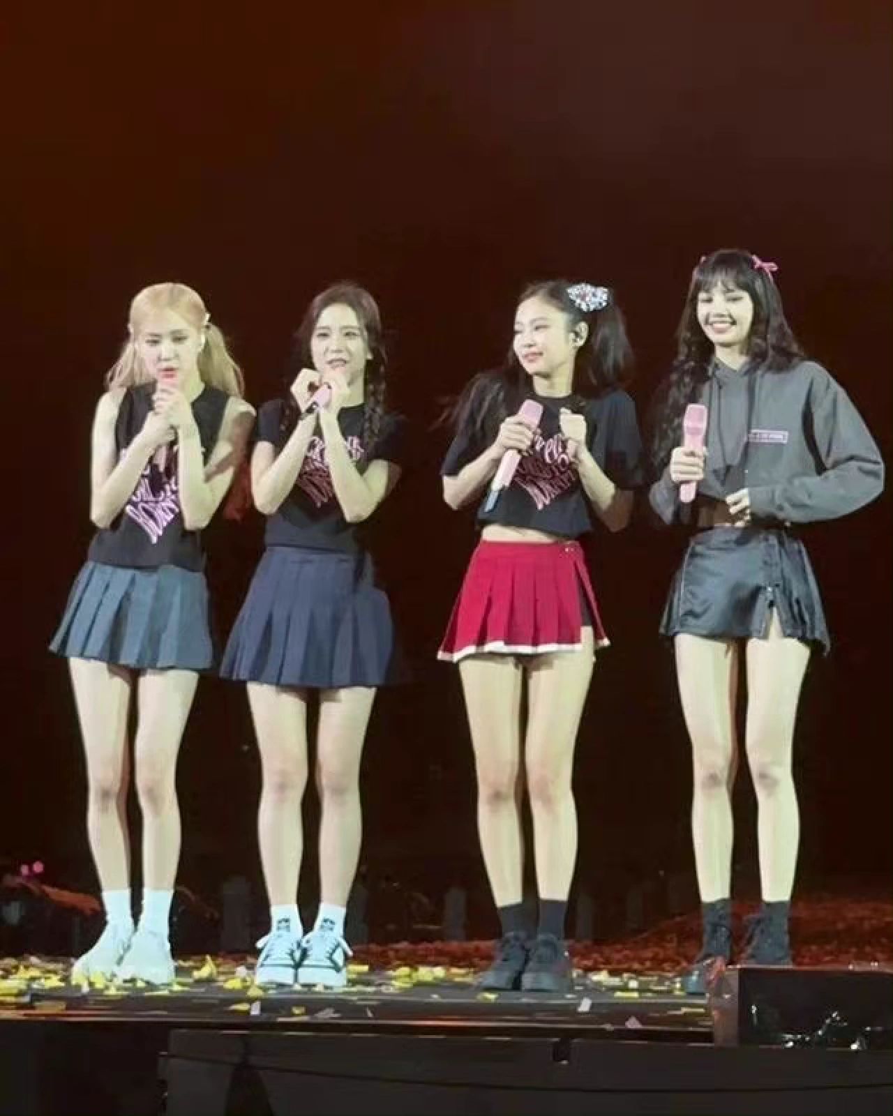 Lisa最新ins文案:Youre not invited 你没被邀请 当然没被邀请……|Lisa_新浪新闻