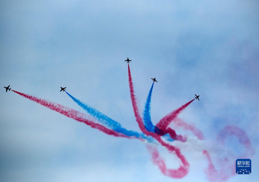 马耳他举行国际航空展|马耳他|航空展|飞行表演_新浪新闻