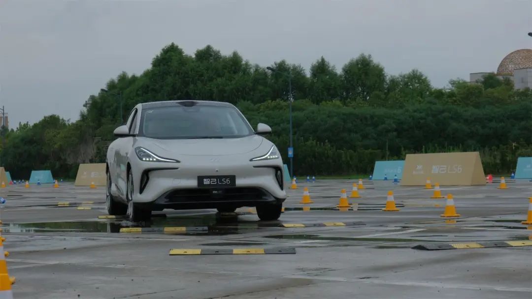 智己LS6首次场地试驾！『猛男』也能心细如发？-新浪汽车