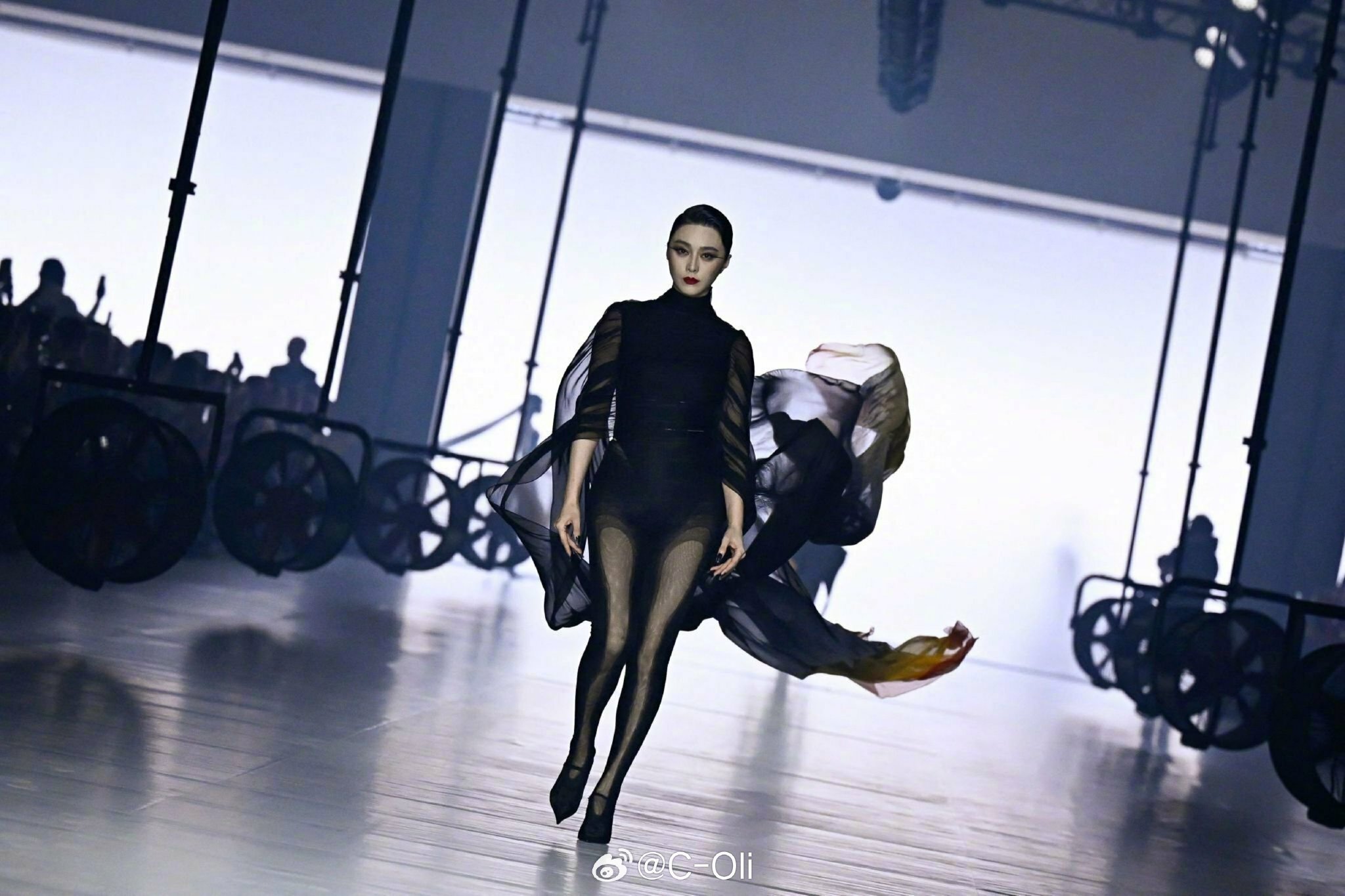 暗夜美姬又登台走秀了🖤 Fan Bingbing walks for Mugler S/S……|范冰冰_新浪新闻